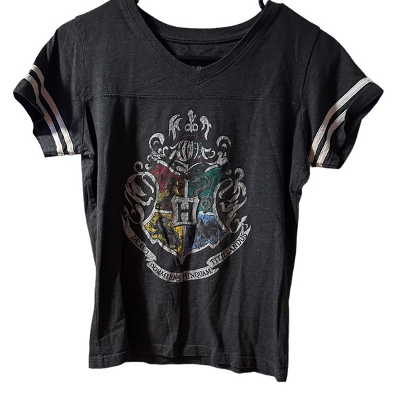 Universal Studio | Tops | Universal Studios Wizarding World Of Harry Potter Hogwarts Tee Size S ...